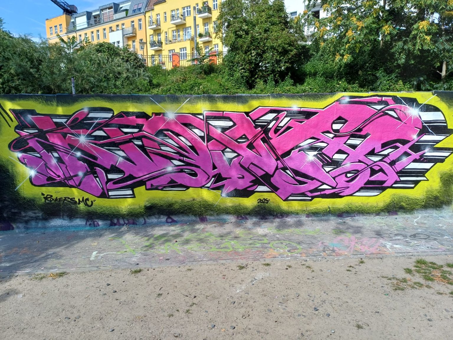 GERMANY: Streetart Berlin - Friedrichshain - Helsingforser Platz - Dog ...